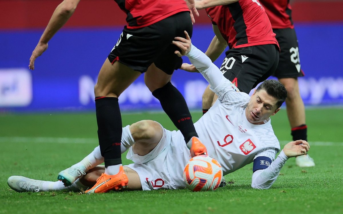 Polska - Albania. Kompleksy polskiego piłkarza. Koszulka, która budzi ...