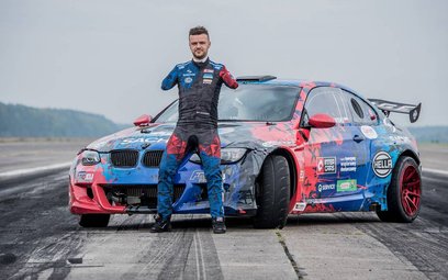 Polak z rekordem Guinnessa w najszybszym drifcie. Prowadził auto stopą - rp.pl
